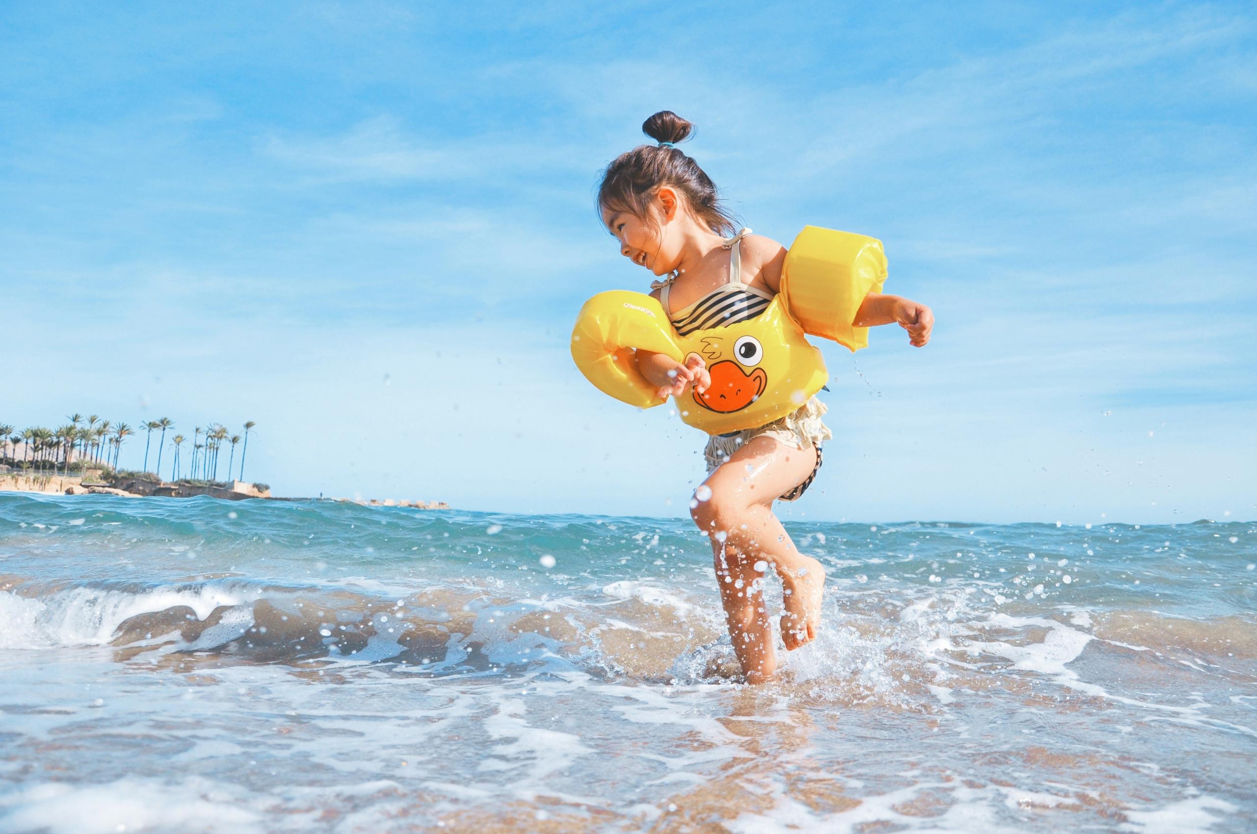So Baden Kinder sicher am Strand: Alles, was Eltern wissen müssen
